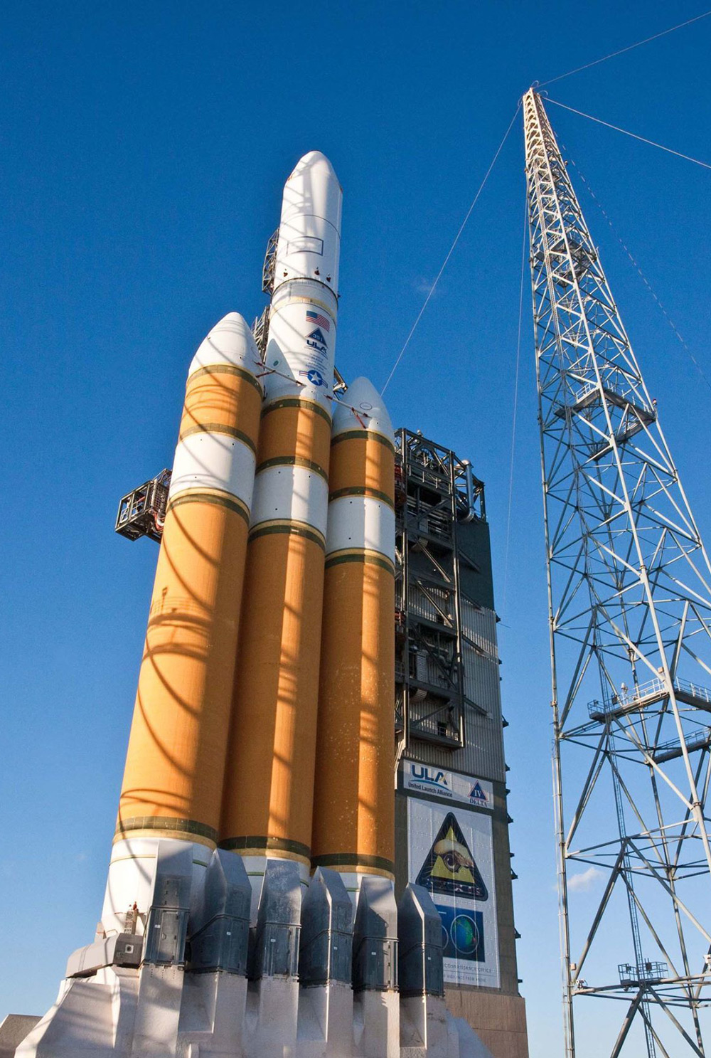 the-delta-4-heavy-rocket-set-to-launch-nrol-37-into-orbit-receives-a ...